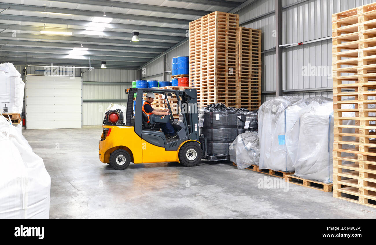 Forklift trucks hi-res stock photography and images - Alamy