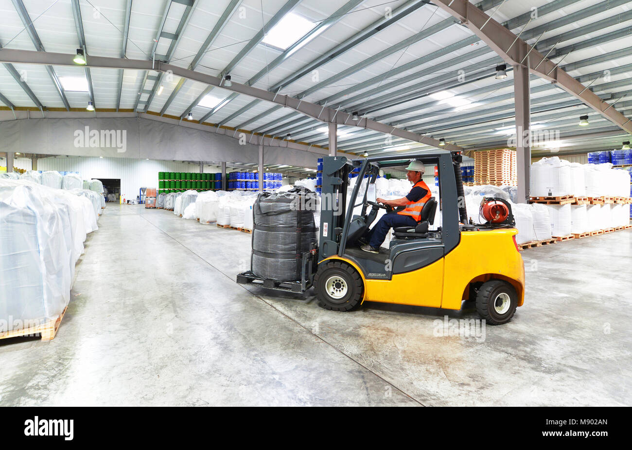 Forklift trucks hi-res stock photography and images - Alamy