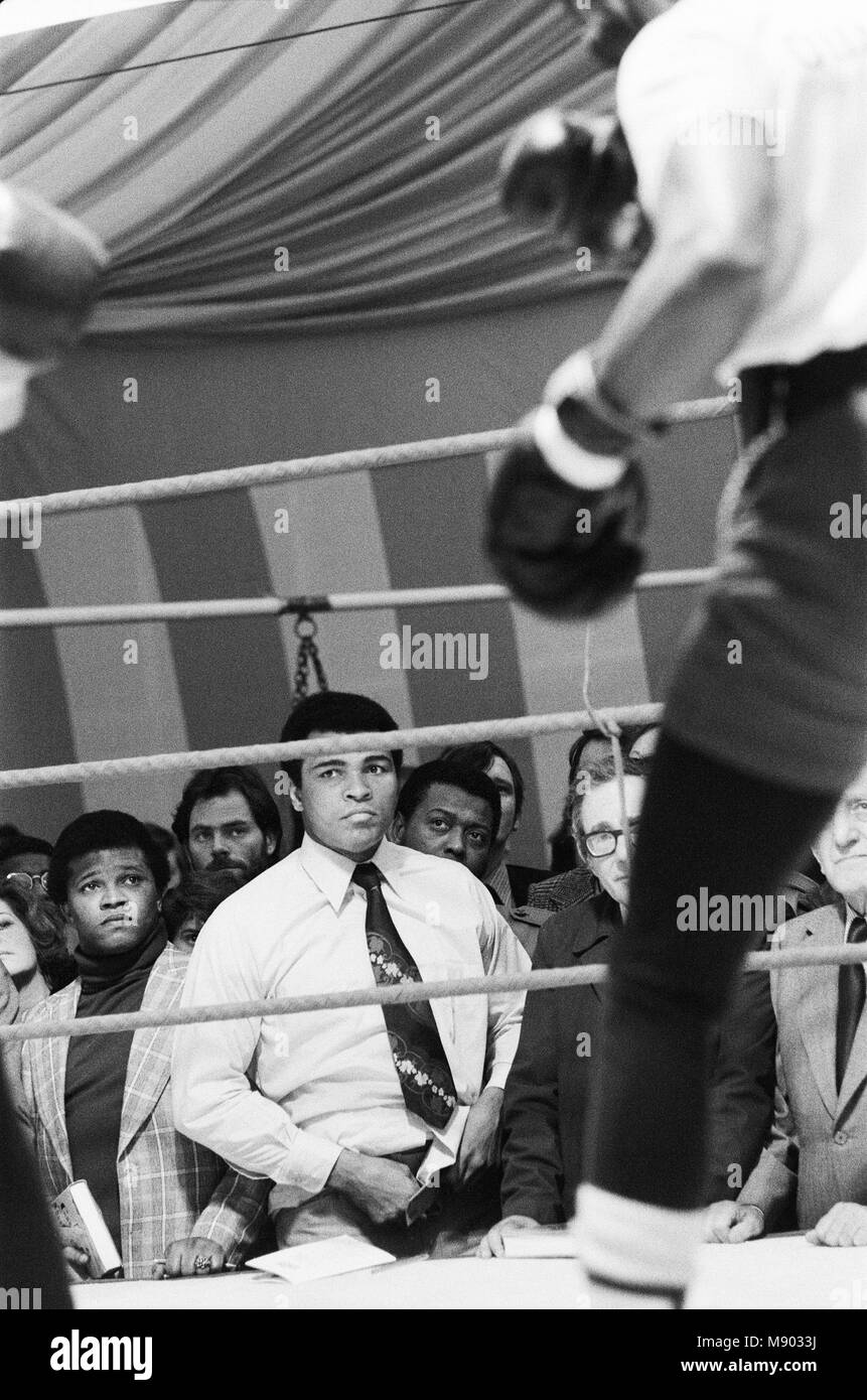 Muhammad Ali at the training camp of World Welterweight John H. Stracey ...