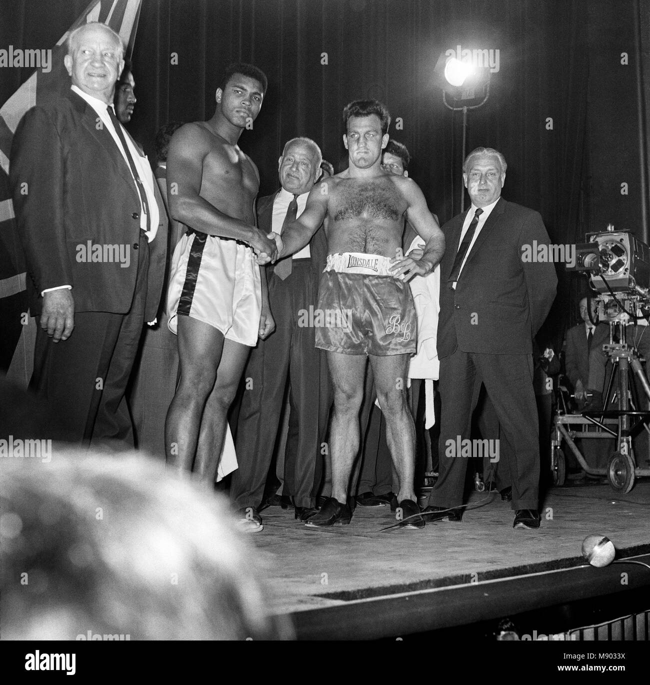 World Heavyweight Championship fight between Muhammad Ali and Brian ...