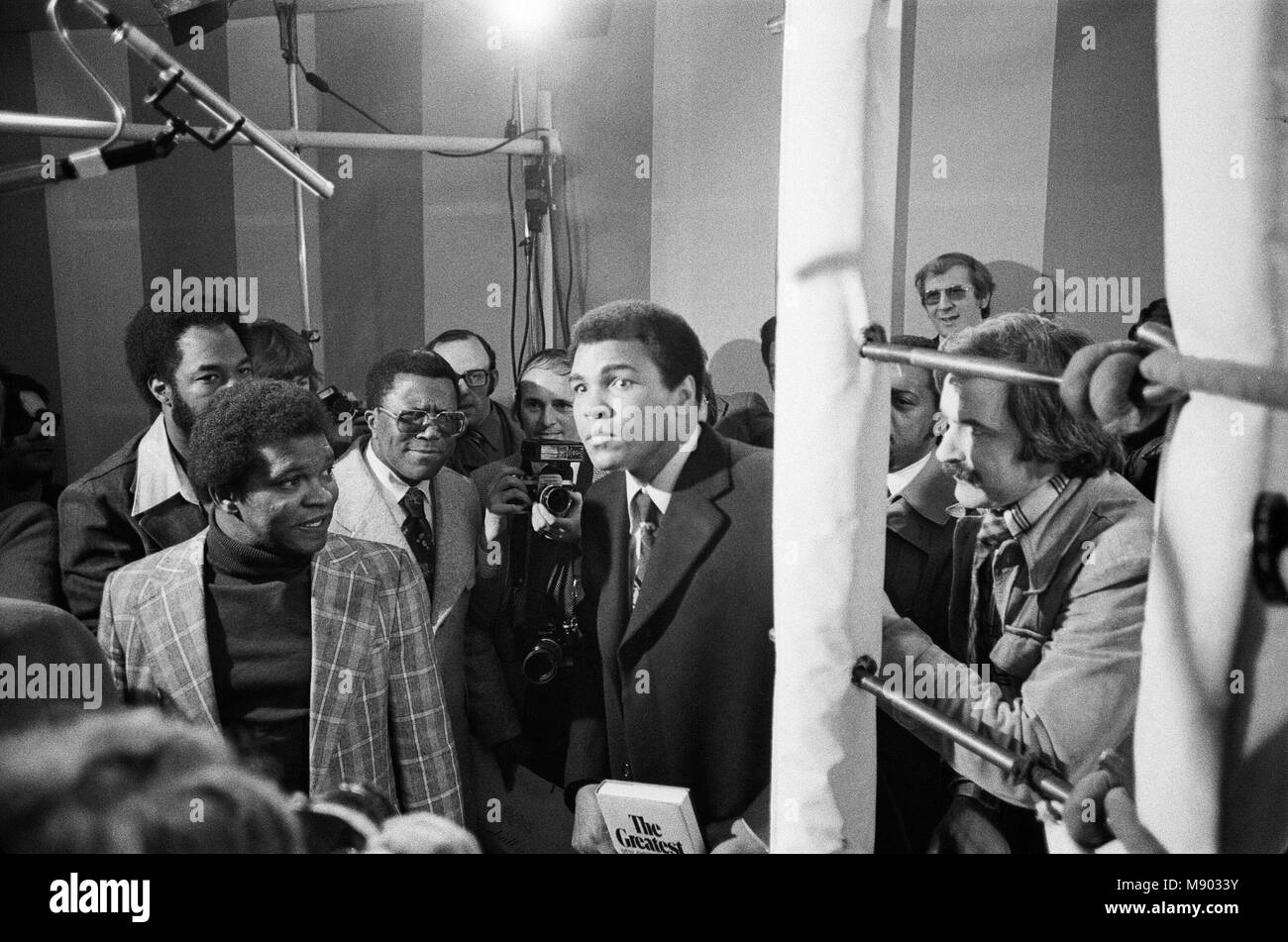 Muhammad Ali at the training camp of World Welterweight John H. Stracey ...