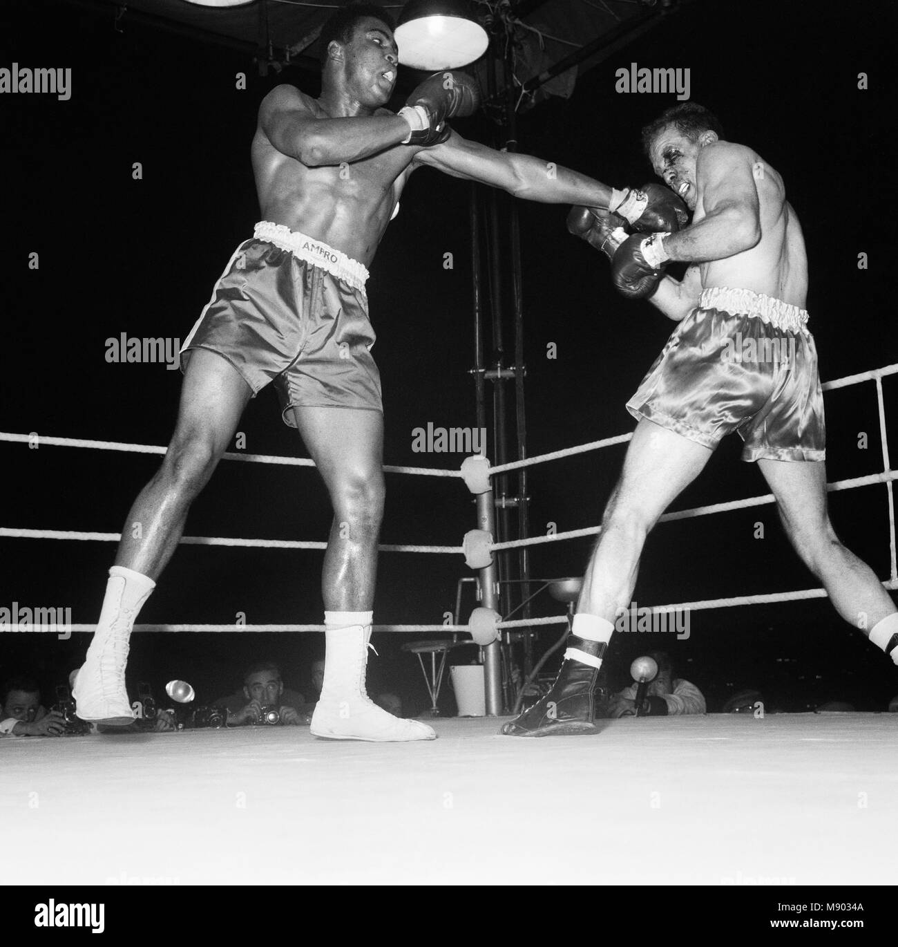 Cassius Clay aka (Muhammad Ali) vs Henry Cooper in their first fight at ...