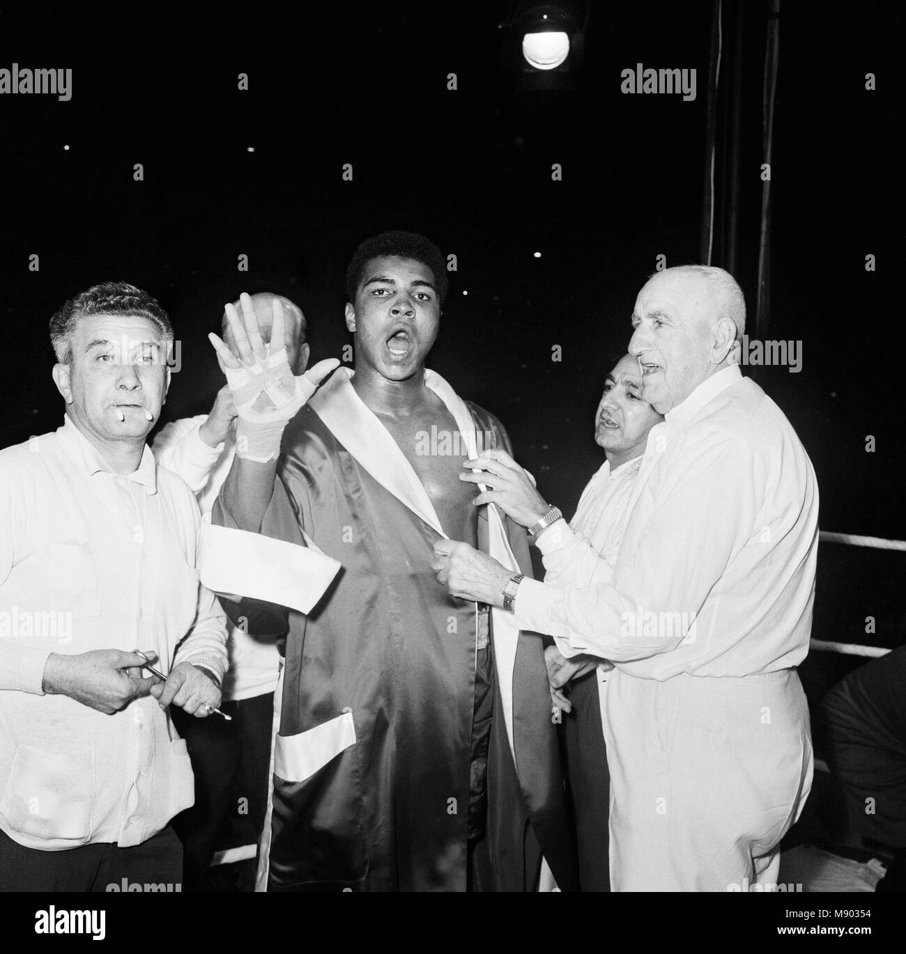 Cassius Clay aka (Muhammad Ali) vs Henry Cooper in their first fight at ...