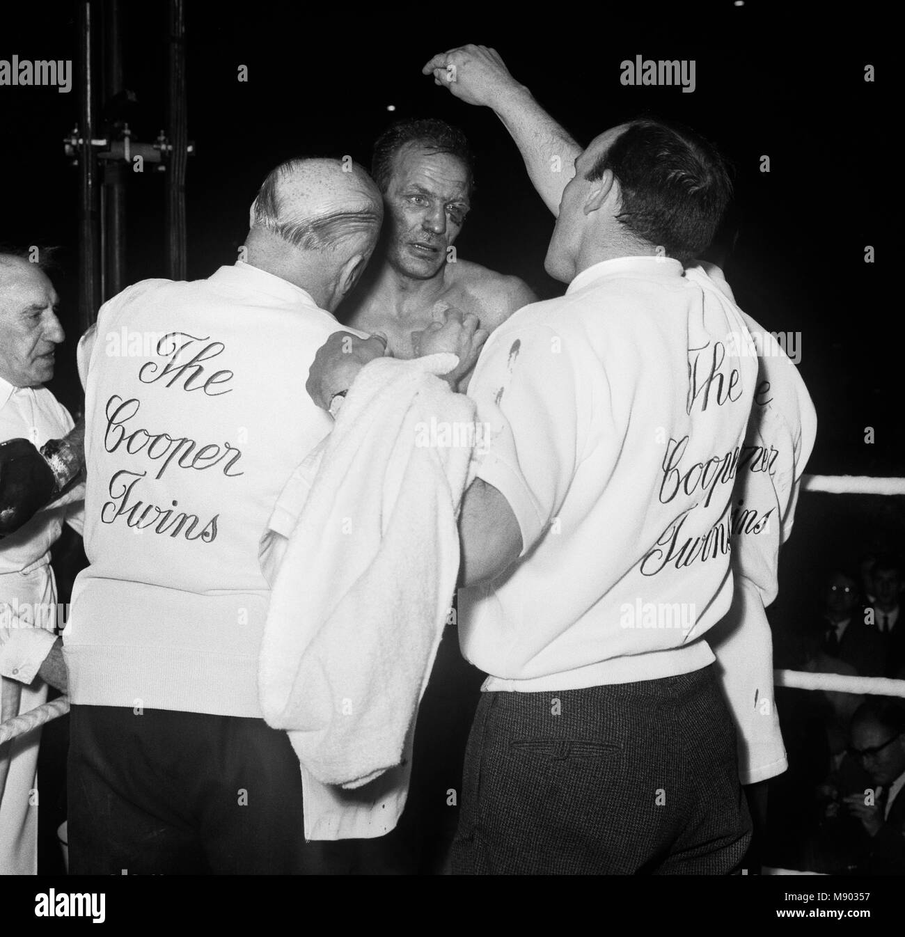 Cassius Clay aka (Muhammad Ali) vs Henry Cooper in their first fight at ...