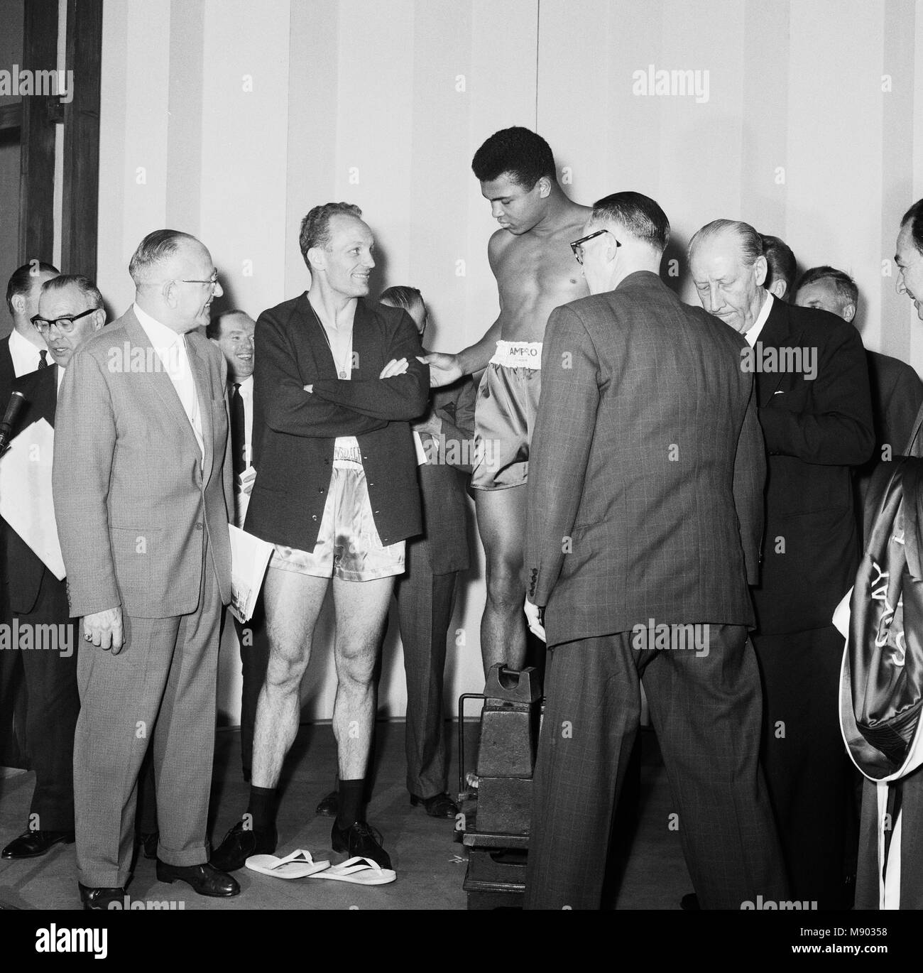 Heavyweight boxer weigh in hi-res stock photography and images - Alamy