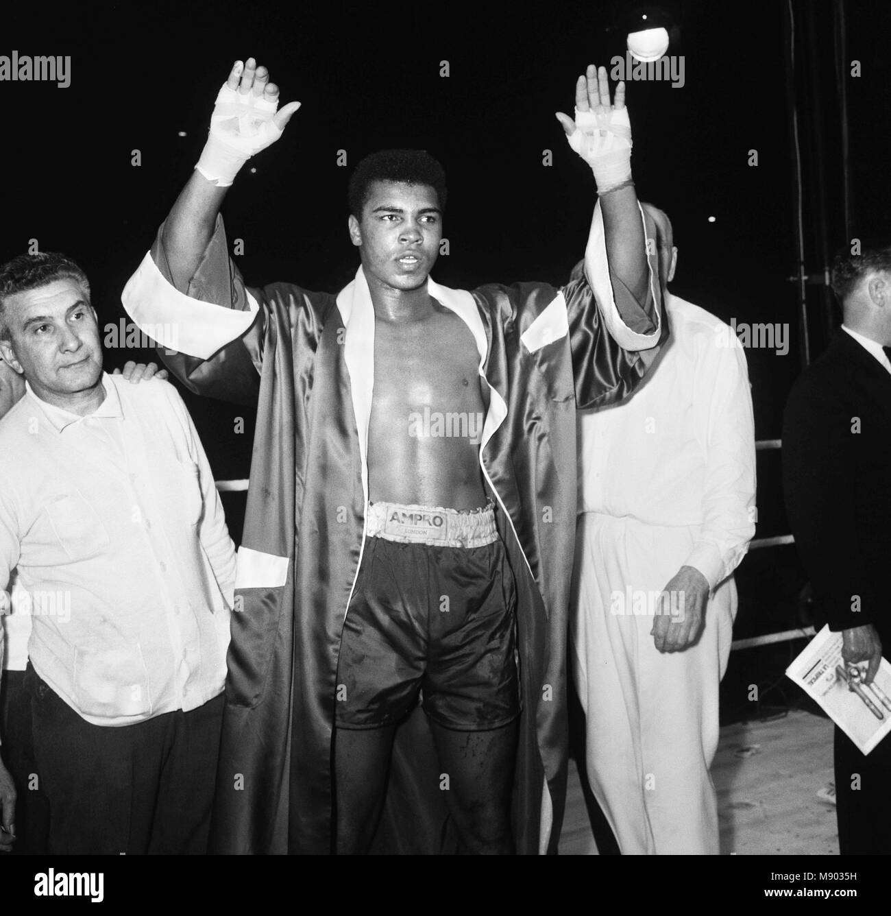 Cassius Clay aka (Muhammad Ali) vs Henry Cooper in their first fight at ...