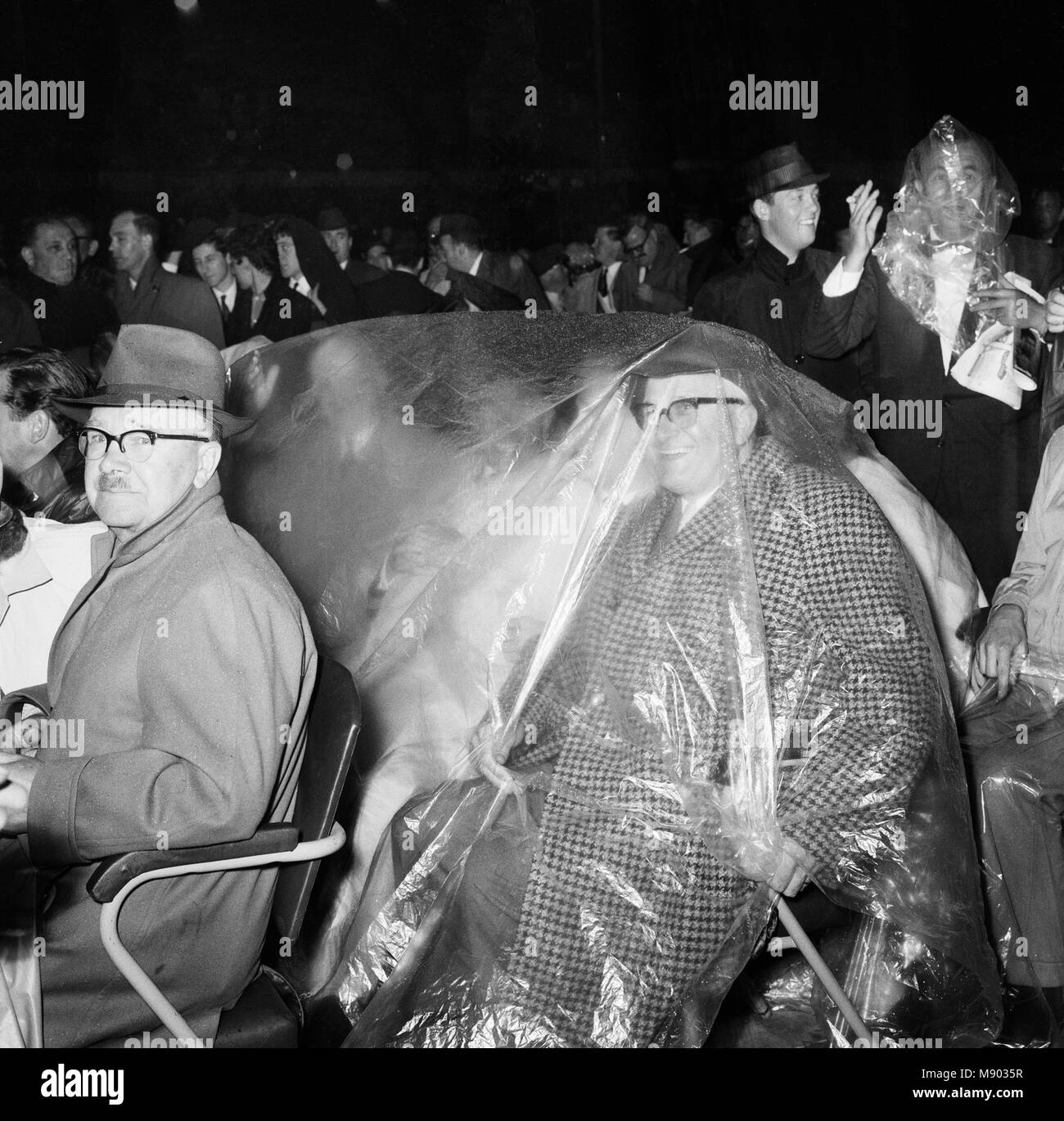 Cassius Clay aka (Muhammad Ali) vs Henry Cooper in their first fight at ...