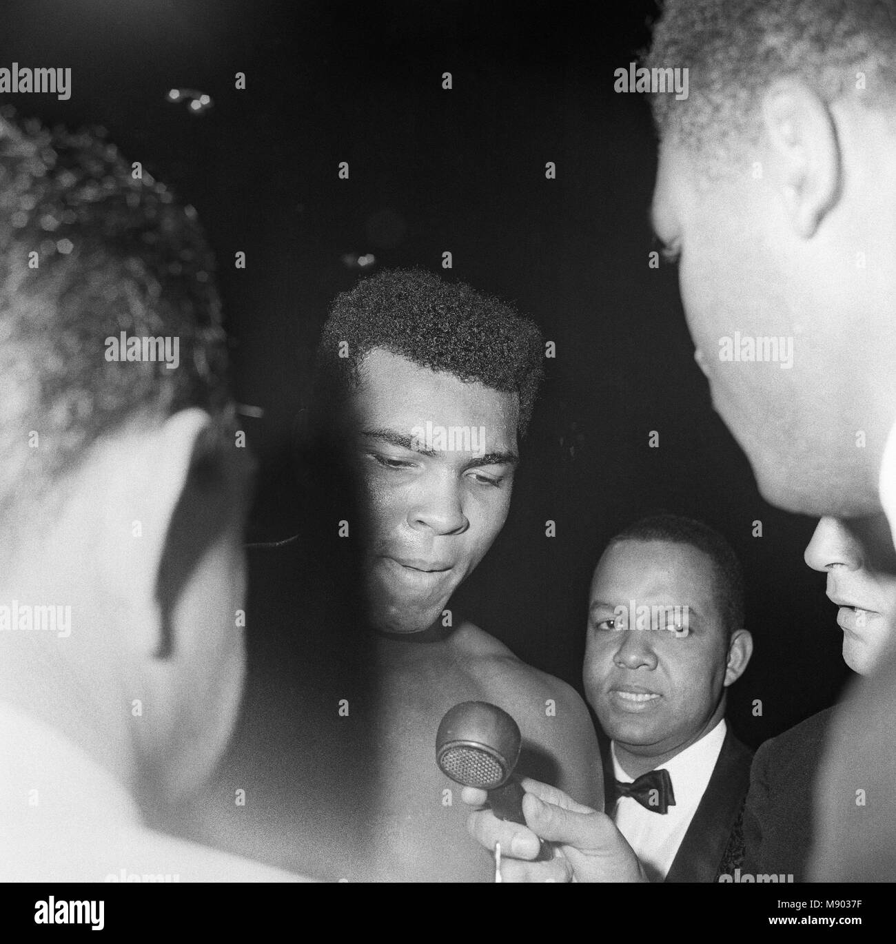 World Heavyweight Championship fight between Muhammad Ali and Brian ...