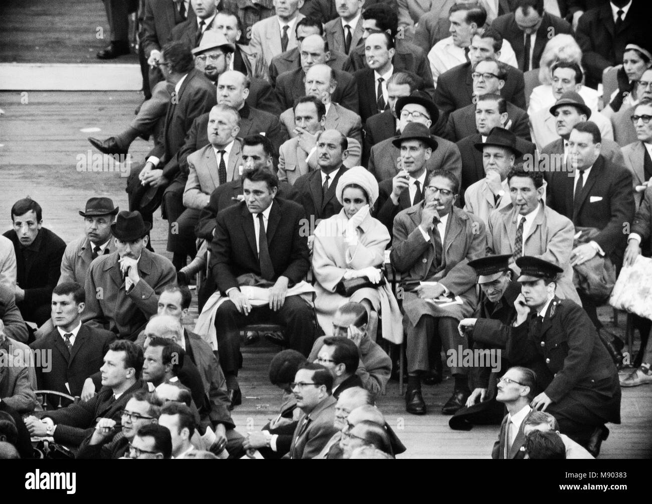 Cassius Clay aka (Muhammad Ali) vs Henry Cooper in their first fight at ...