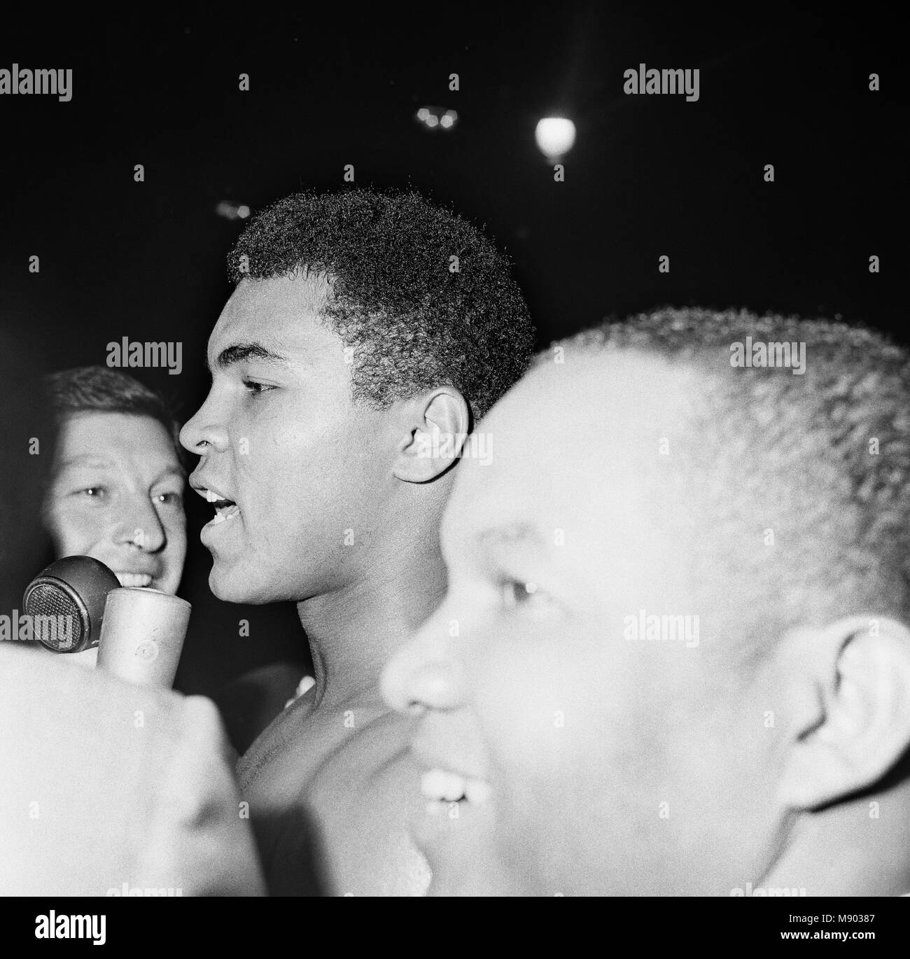 World Heavyweight Championship fight between Muhammad Ali and Brian ...