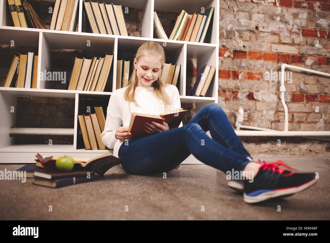 Teenage girl in a library Stock Photo - Alamy