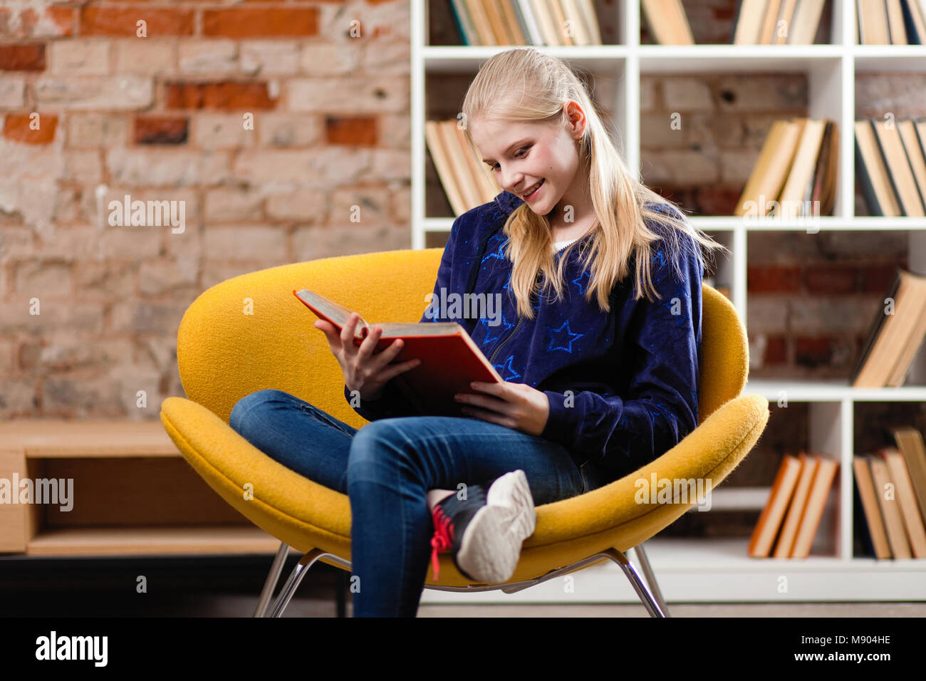 Teenage girl in a library Stock Photo - Alamy