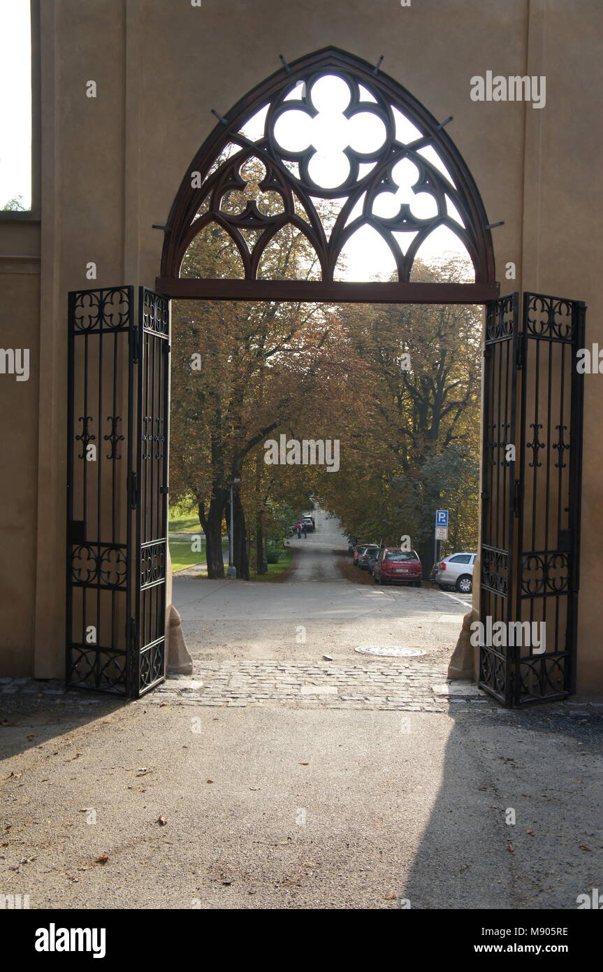 Neo gothic gate hi-res stock photography and images - Alamy