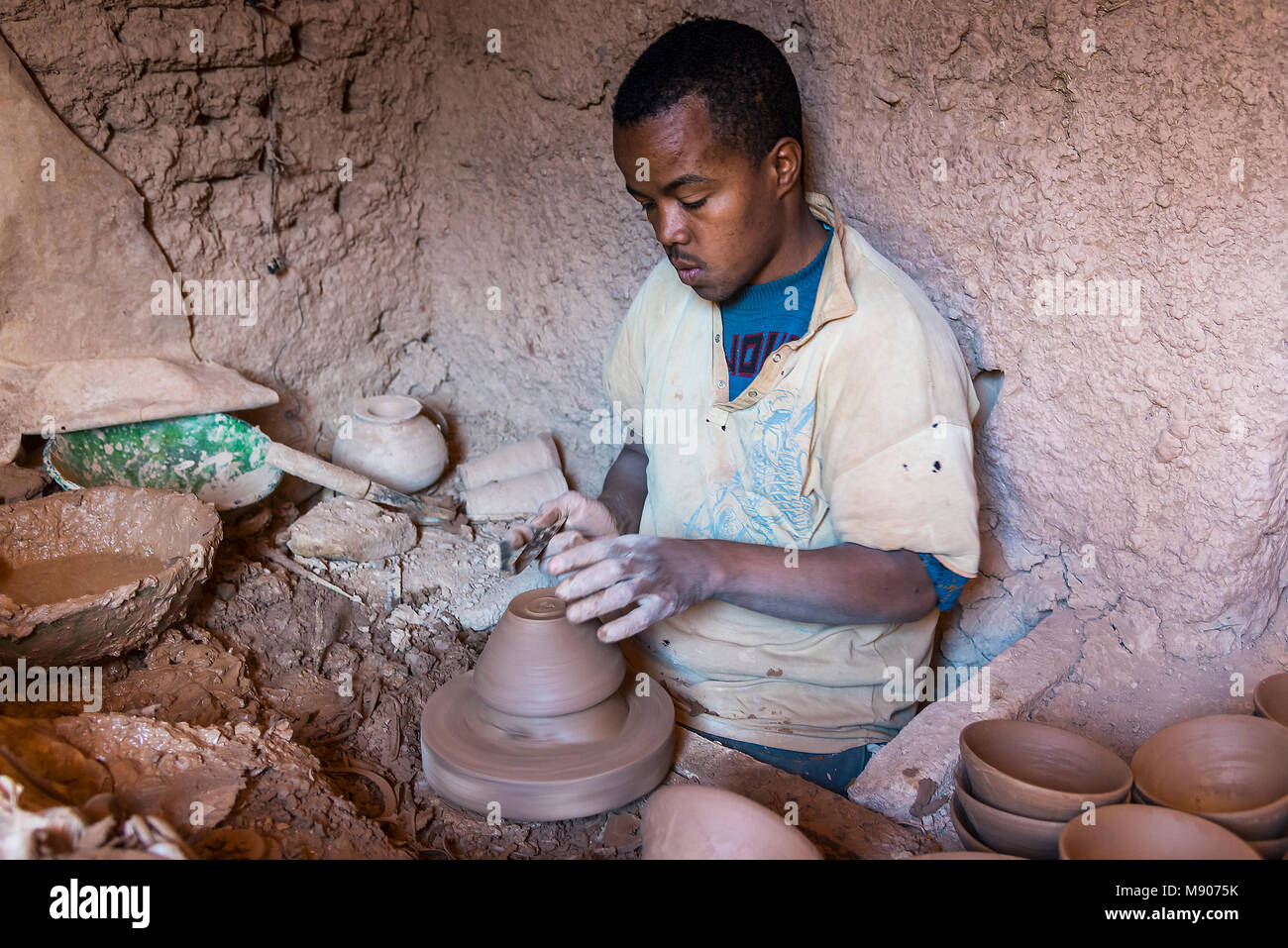 Clay pot africa pots hi-res stock photography and images - Alamy