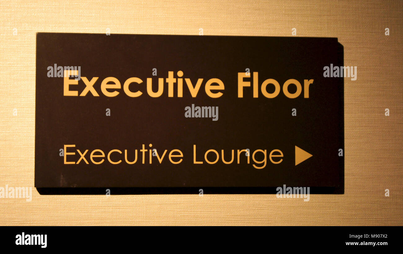 Airport sign vip lounge hi-res stock photography and images - Alamy