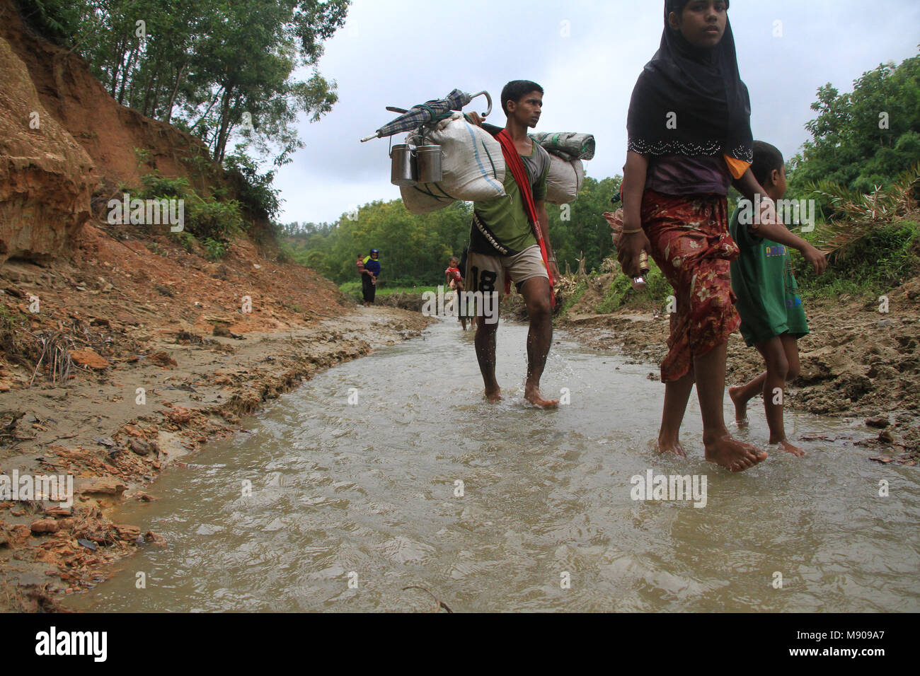 Bangladesh: Rohingya refugees fleeing military operation in Myanmar’s ...
