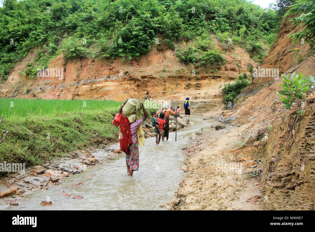 Bangladesh: Rohingya refugees fleeing military operation in Myanmar’s ...