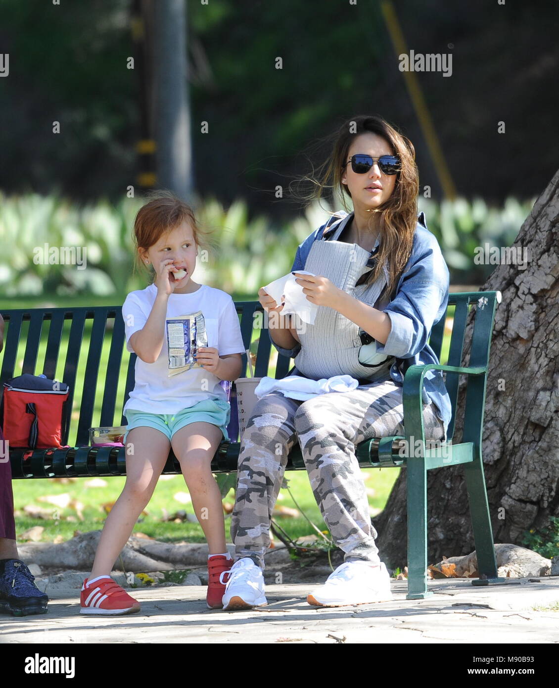 Jessica Alba goes to Coldwater Canyon Park with her three children ...