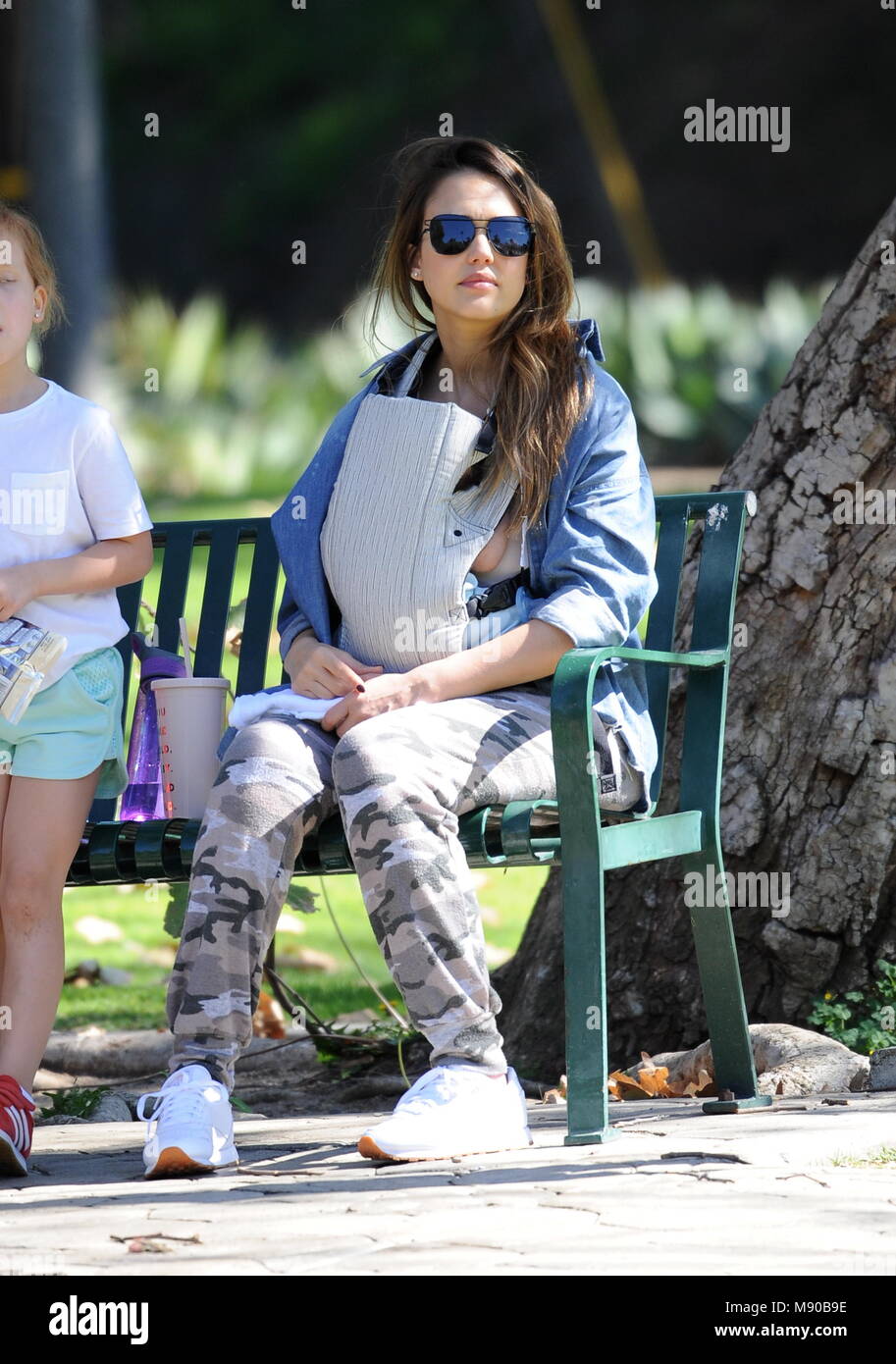 Jessica Alba goes to Coldwater Canyon Park with her three children ...