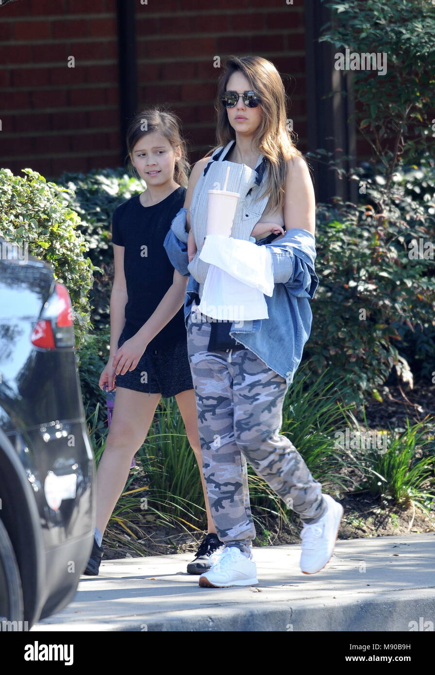 Jessica Alba goes to Coldwater Canyon Park with her three children ...