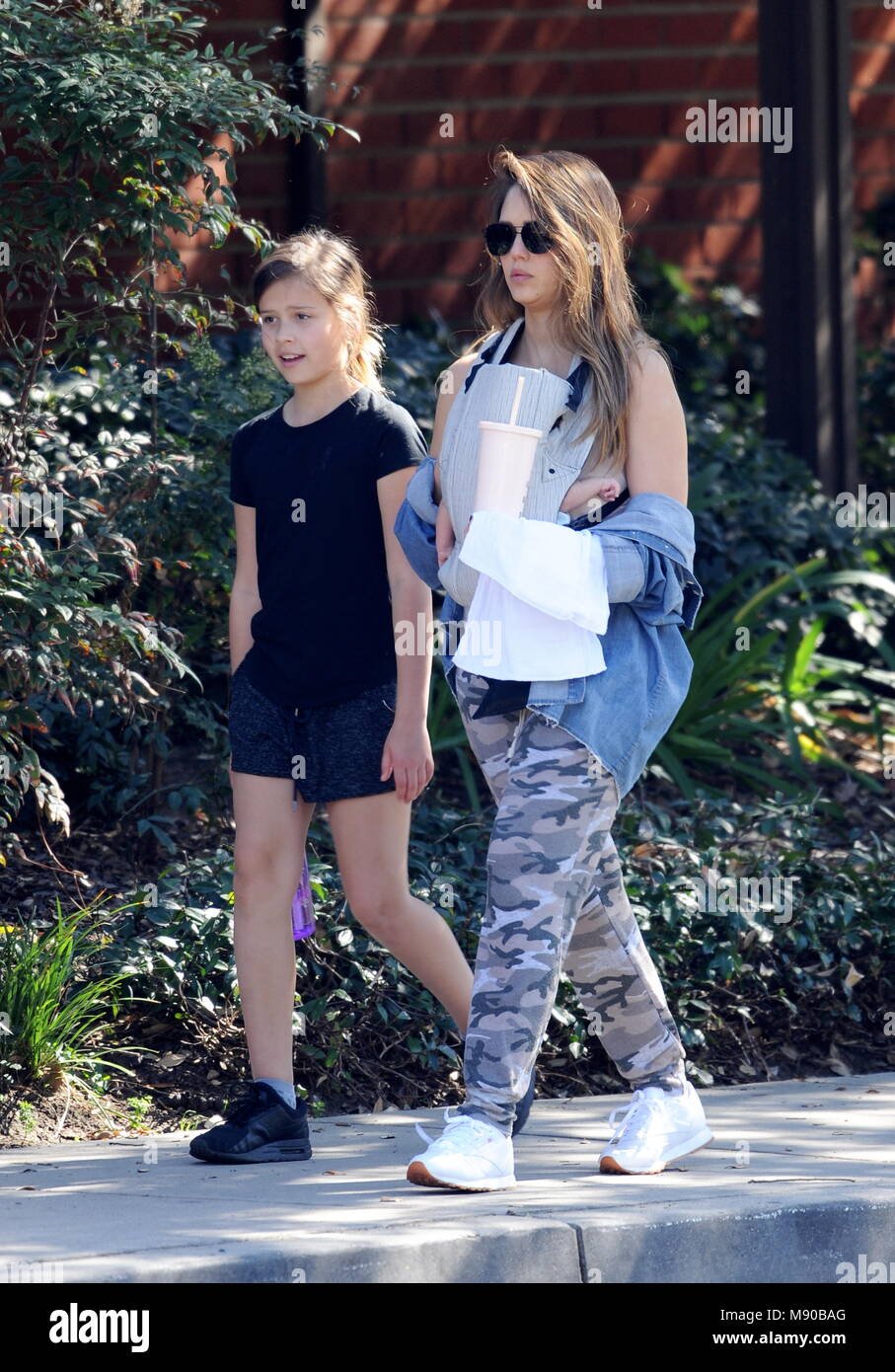 Jessica Alba goes to Coldwater Canyon Park with her three children ...