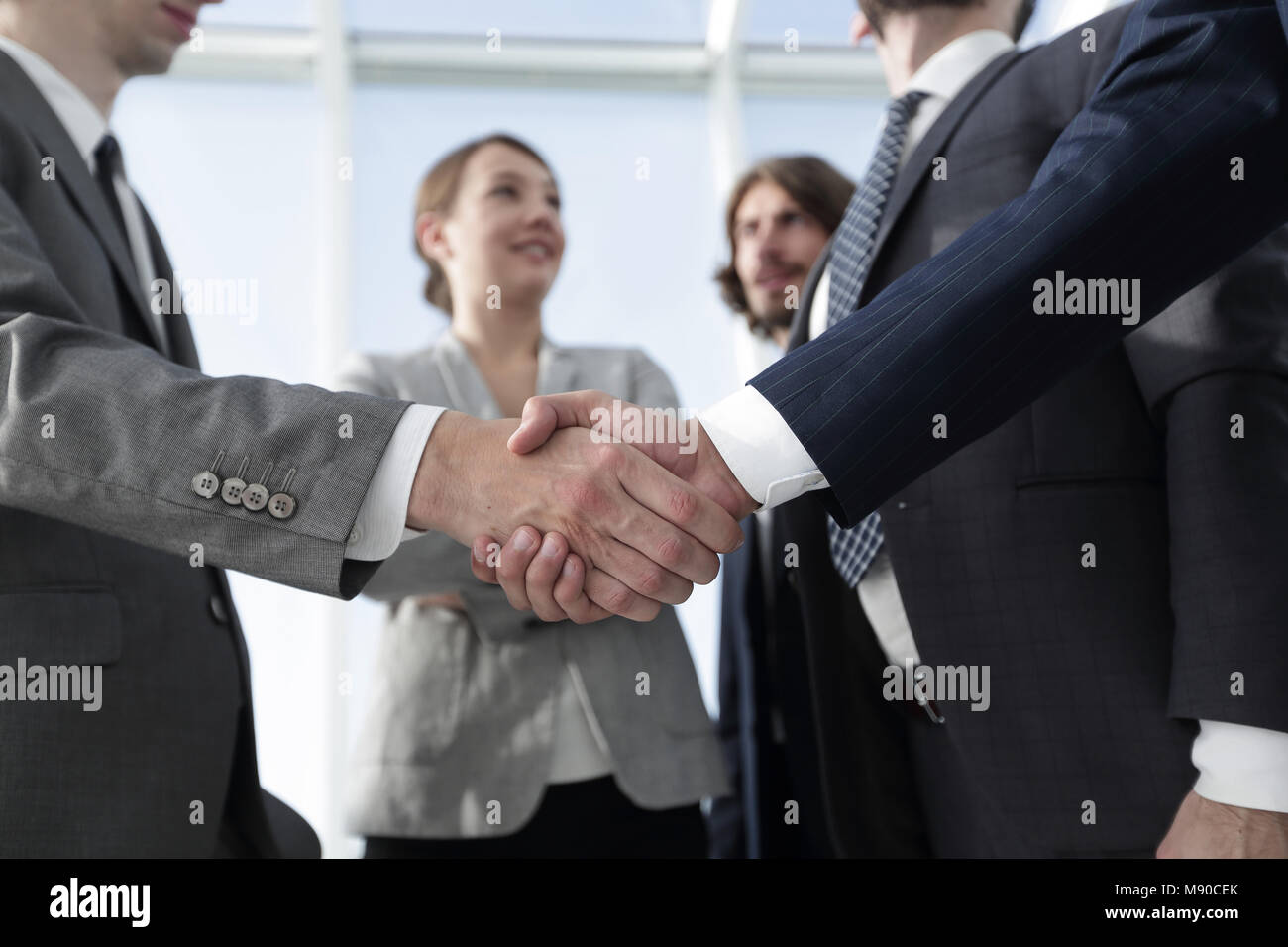 welcome and handshake business people before the talks Stock Photo - Alamy