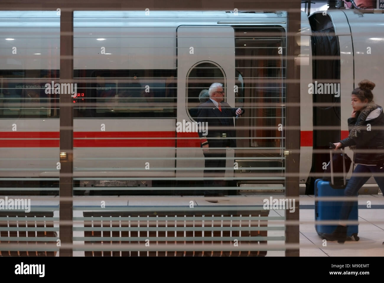 Glass partition hi-res stock photography and images - Alamy