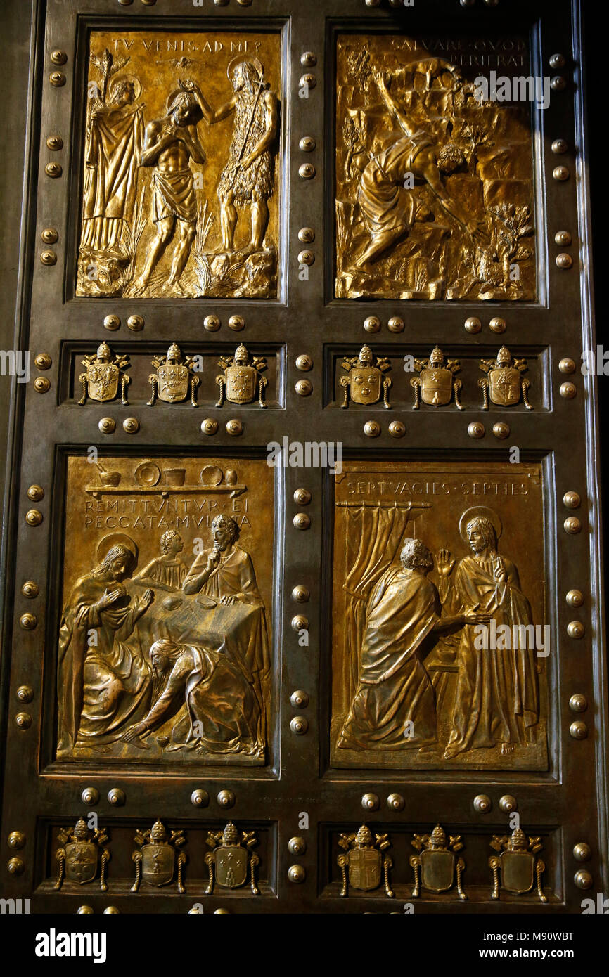 Sacred Door of St Peter's basilica, Rome. Italy Stock Photo - Alamy