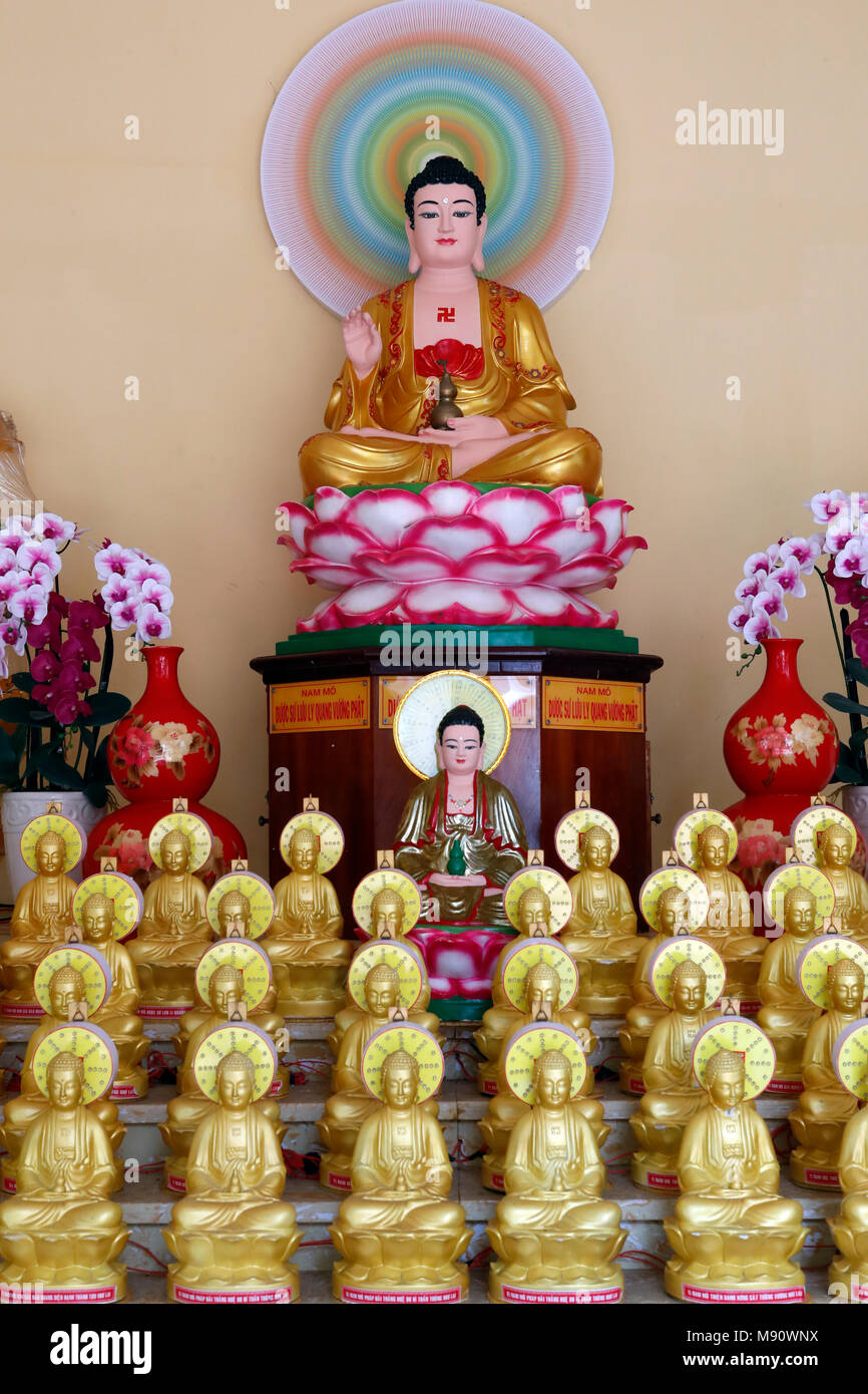 Chua Tu Quang buddhist temple. Golden Buddha statues. Meditation ...