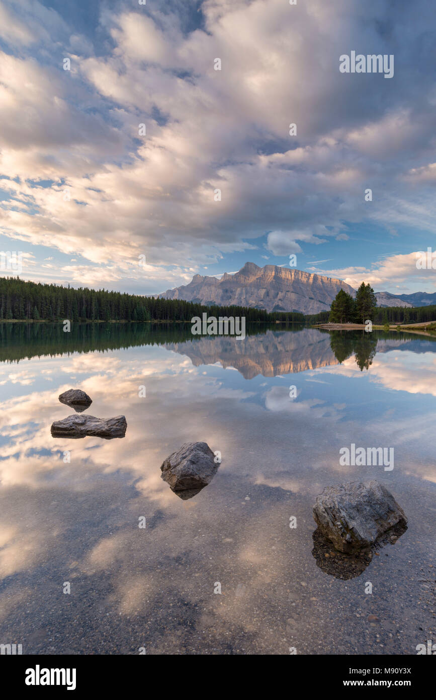 Two jack lake mount rundle hi-res stock photography and images - Alamy