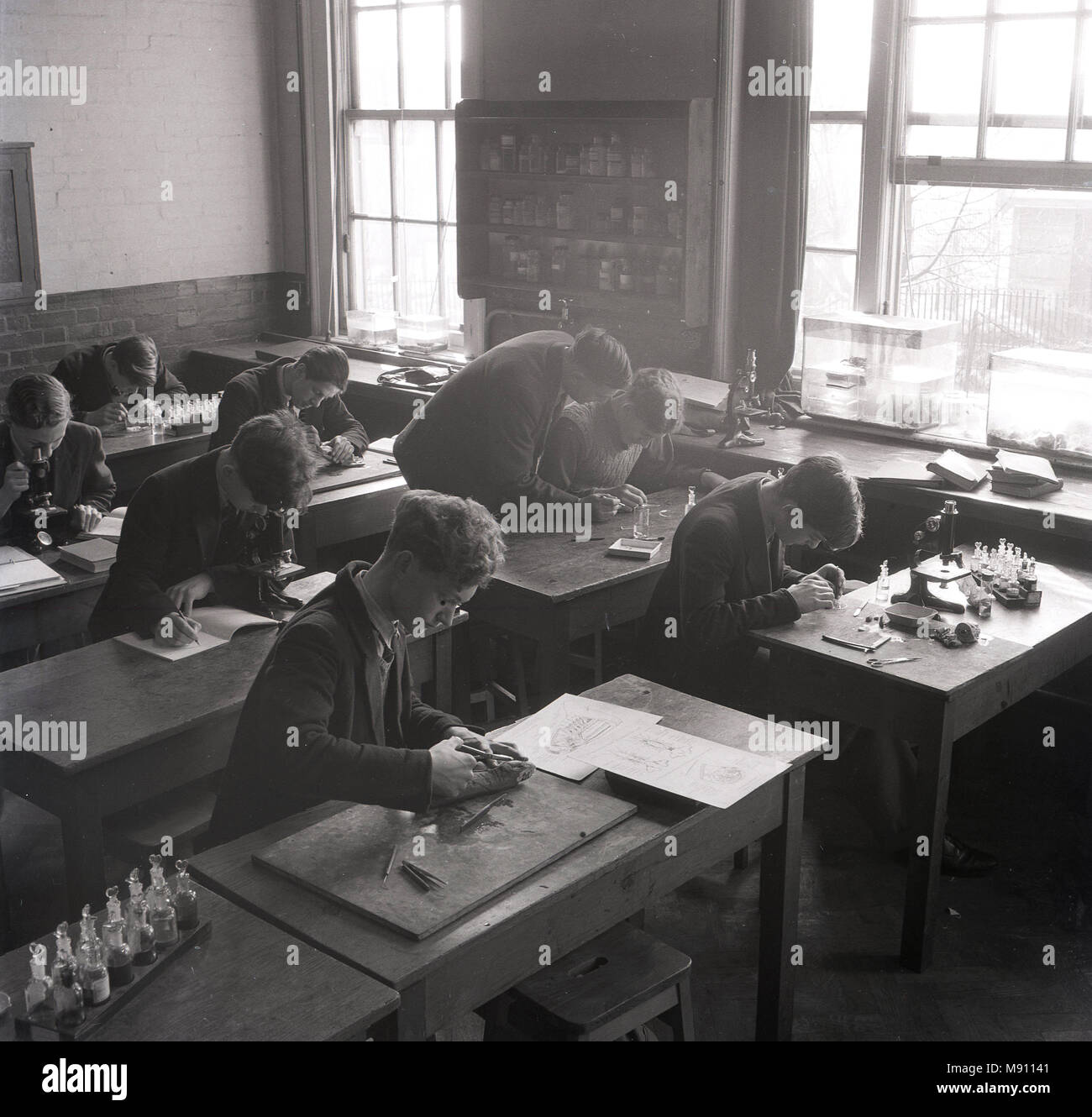 School desks 1950s hi-res stock photography and images - Alamy