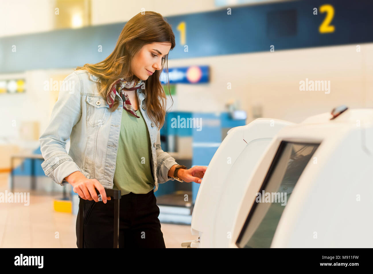 Self service check in counter hi-res stock photography and images - Alamy
