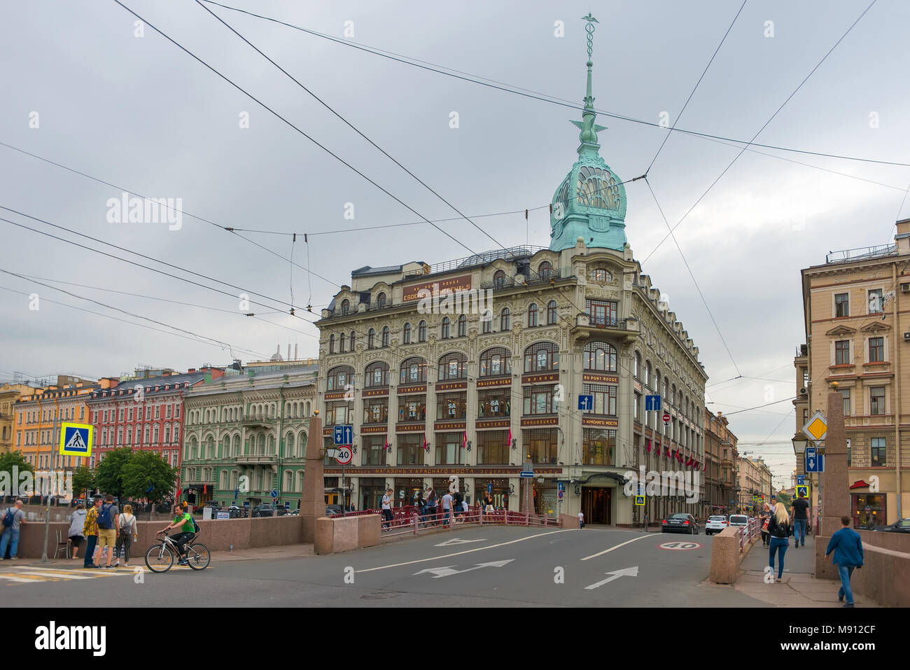 RUSSIA, SAINT PETERSBURG - AUGUST 18, 2017: Au Pont Rouge store class ...