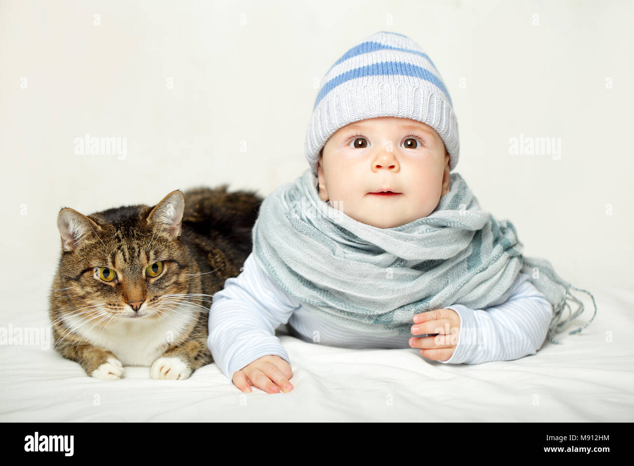 Baby and cat - good friends Stock Photo - Alamy