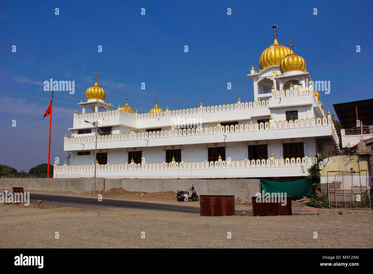 Side view, Gurudwara Guru Singh Sahib, Dehu Road at Pune Stock Photo ...