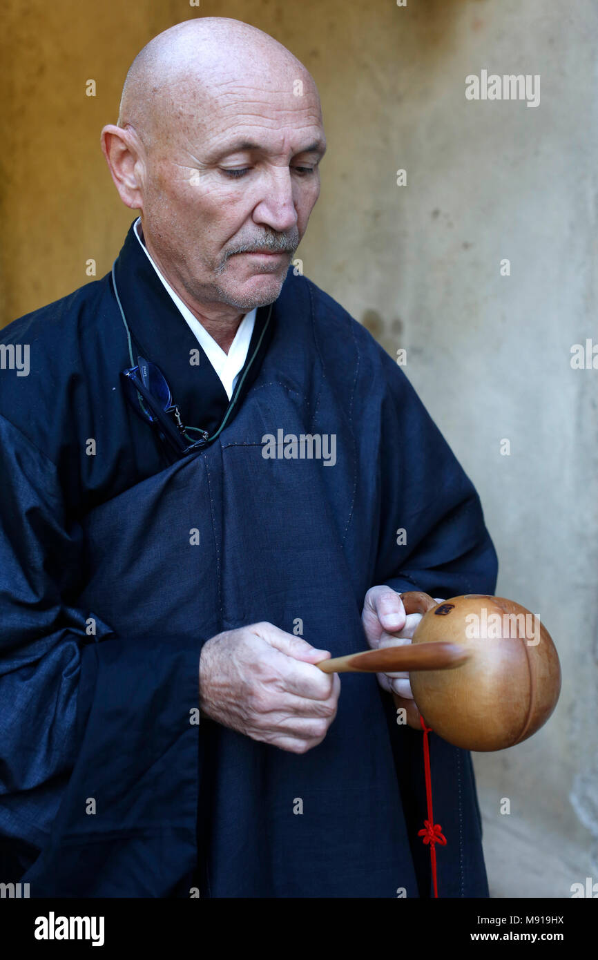 Zazen hi-res stock photography and images - Alamy