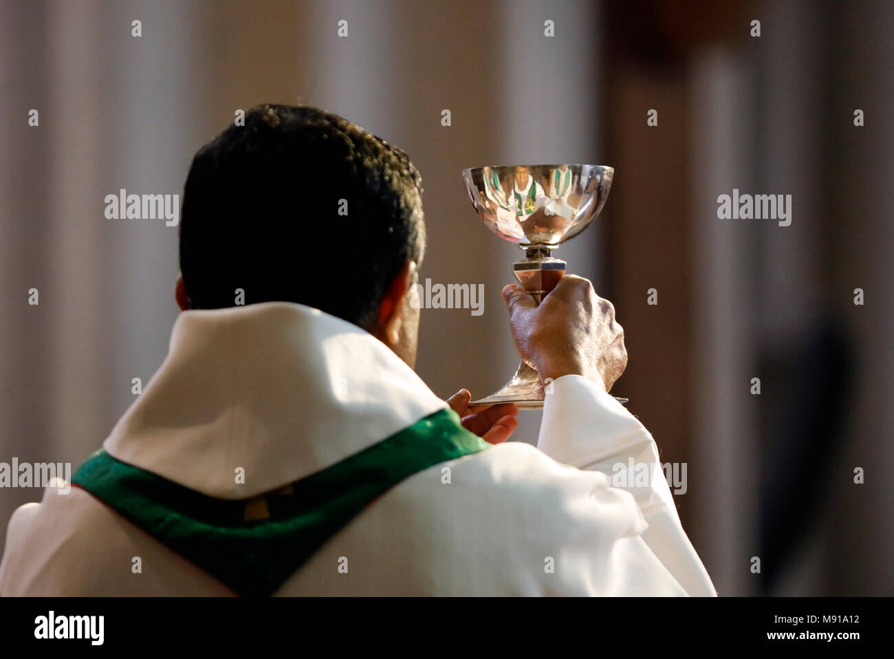 Mass priest eucharist eucharistic hi-res stock photography and images ...