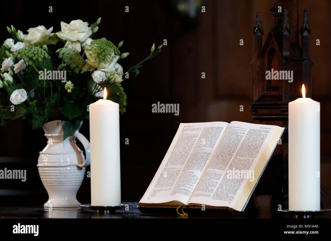 Open bible and candle hi-res stock photography and images - Alamy