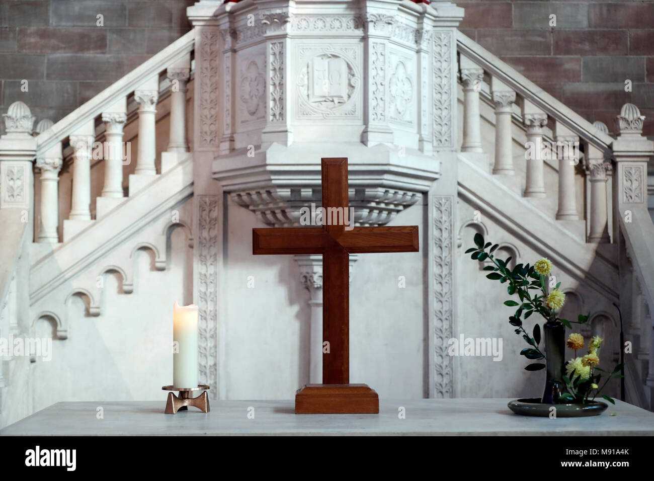 Altar cross hi-res stock photography and images - Alamy