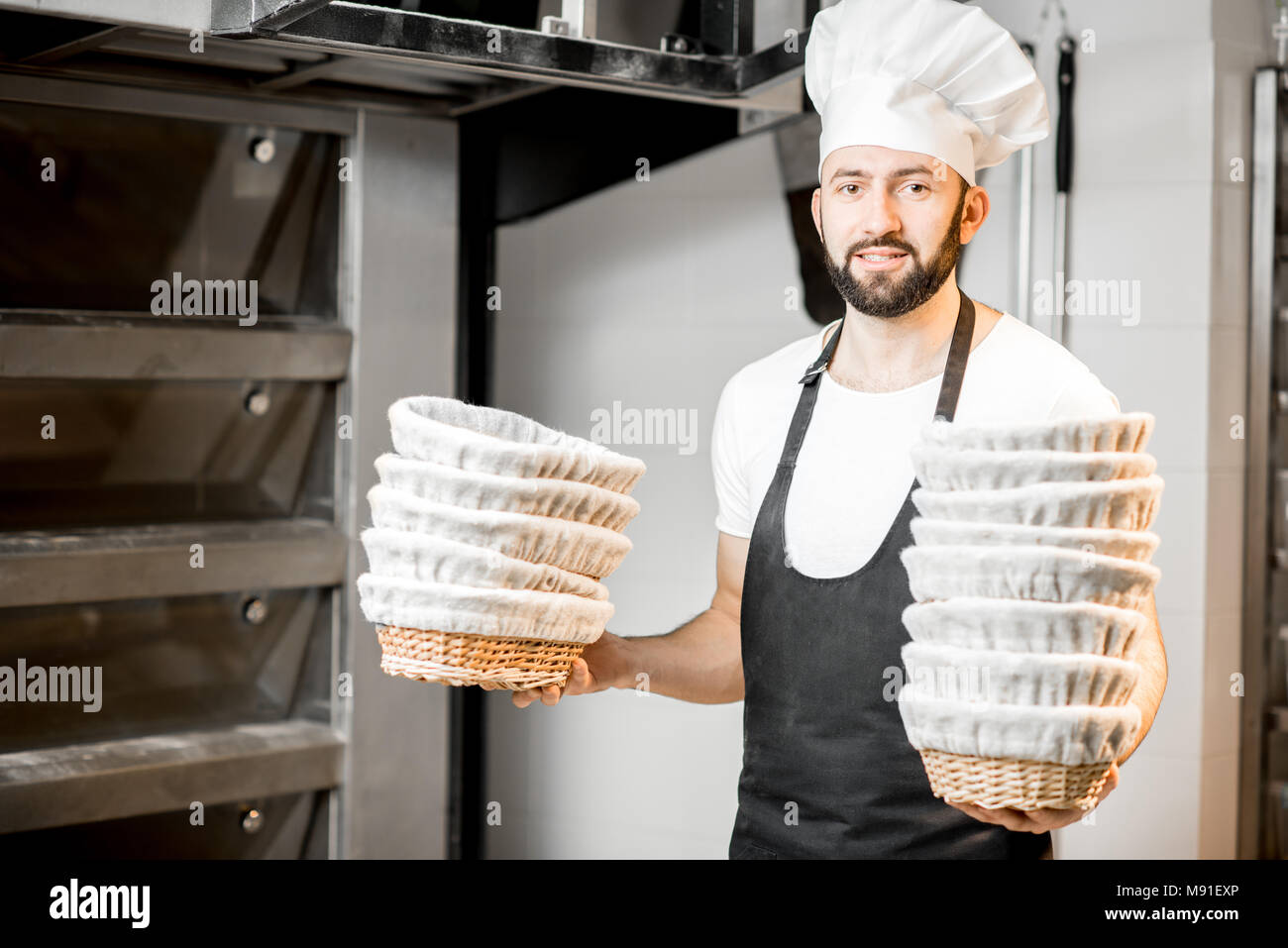 Baking forms hi-res stock photography and images - Alamy