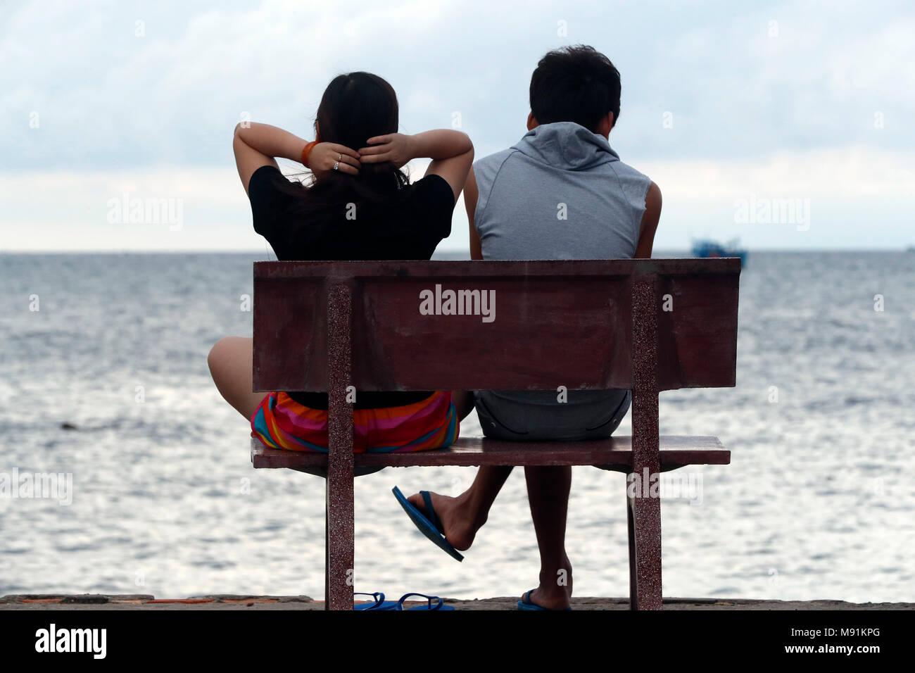 Back view of woman sitting on bench hi-res stock photography and images ...