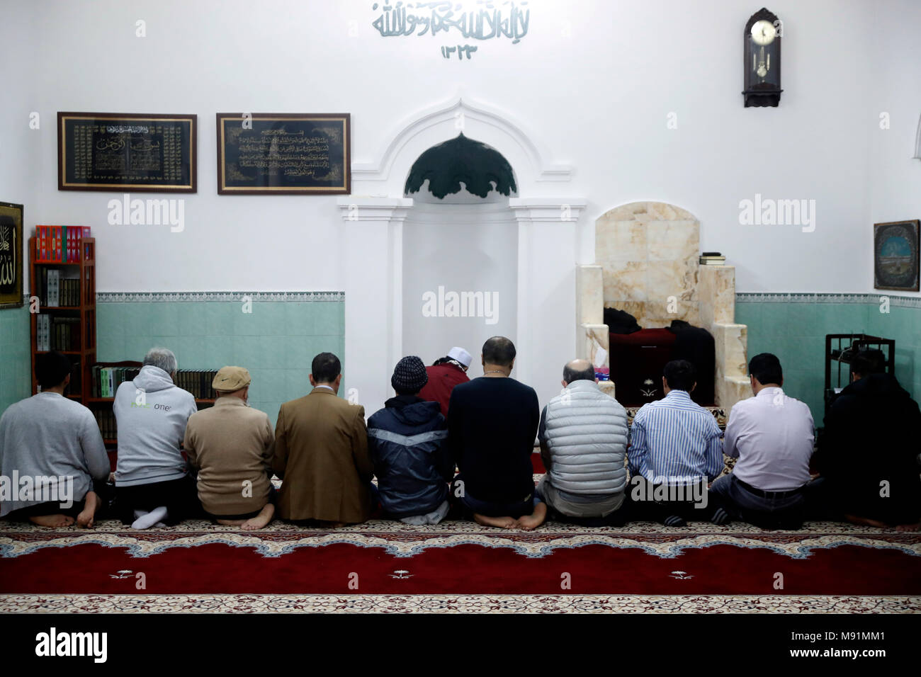 Al noor mosque. Muslim men praying. Hanoi. Vietnam Stock Photo - Alamy