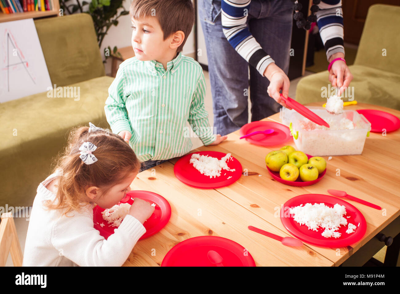 Time to eat in kindergarten Stock Photo - Alamy
