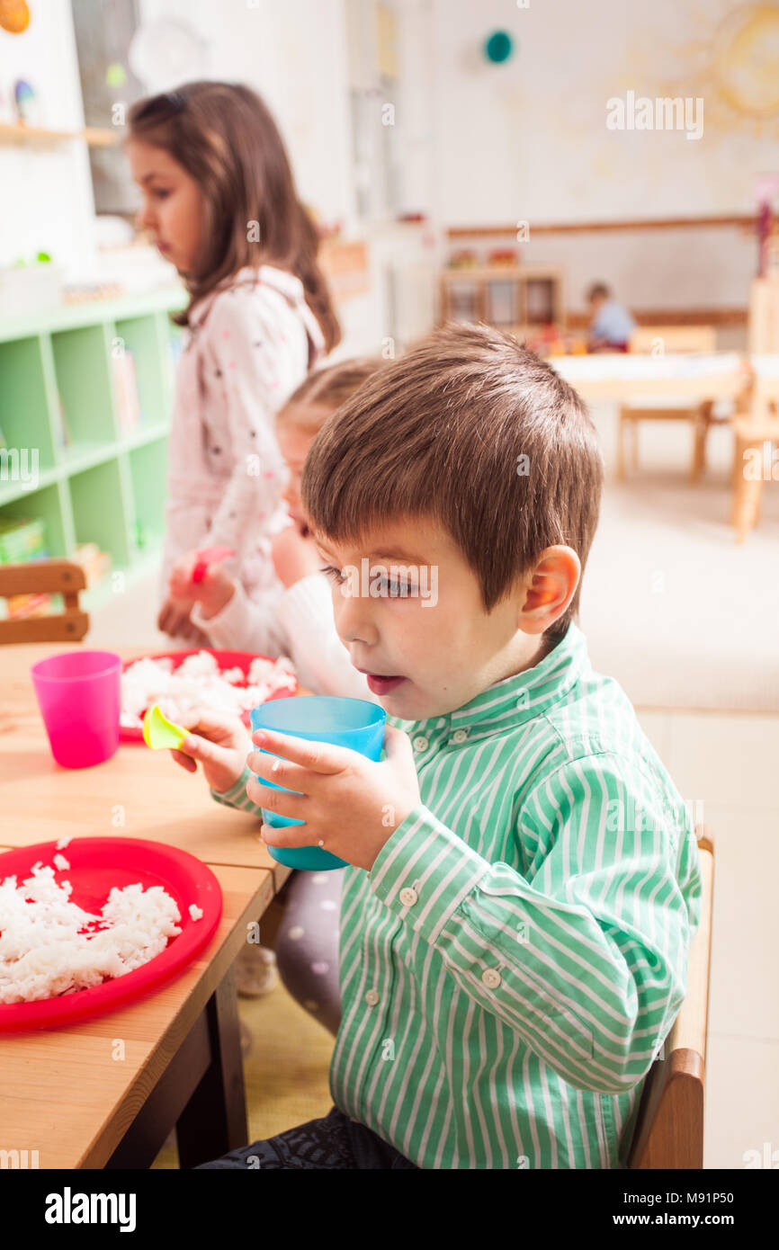 Time to eat in kindergarten Stock Photo - Alamy