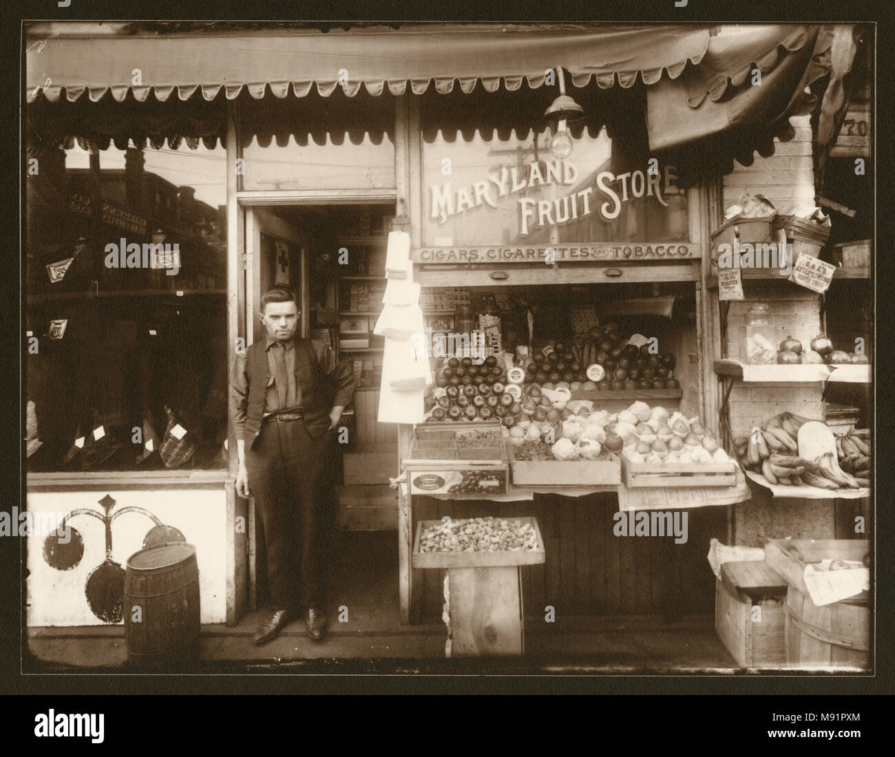 1910s grocery store hi-res stock photography and images - Alamy