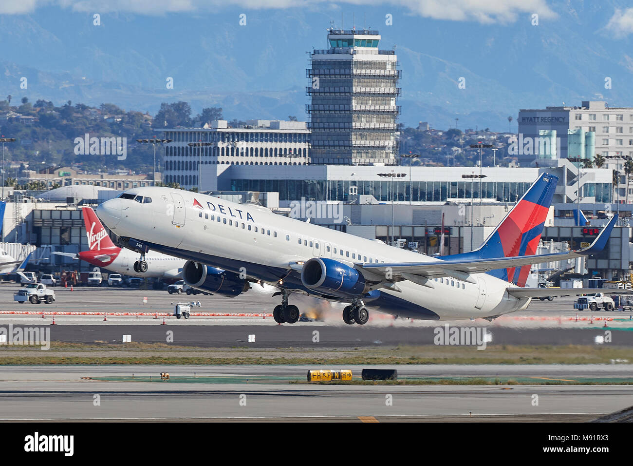 Delta Air Lines Boeing 737-800, Taking Off From Los Angeles ...