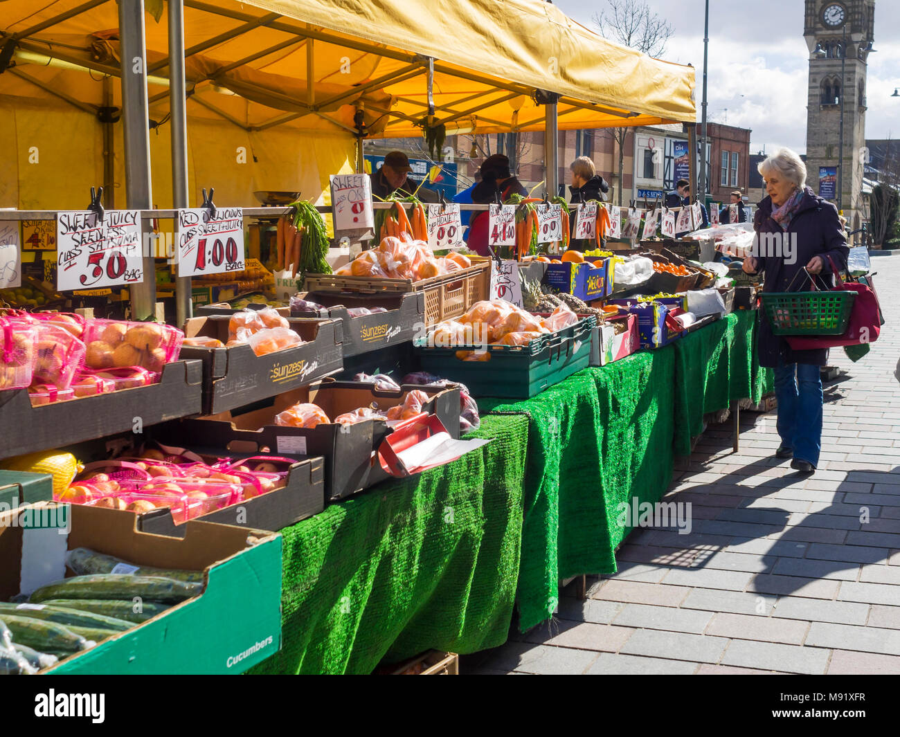 British lady elderly street hi-res stock photography and images - Alamy