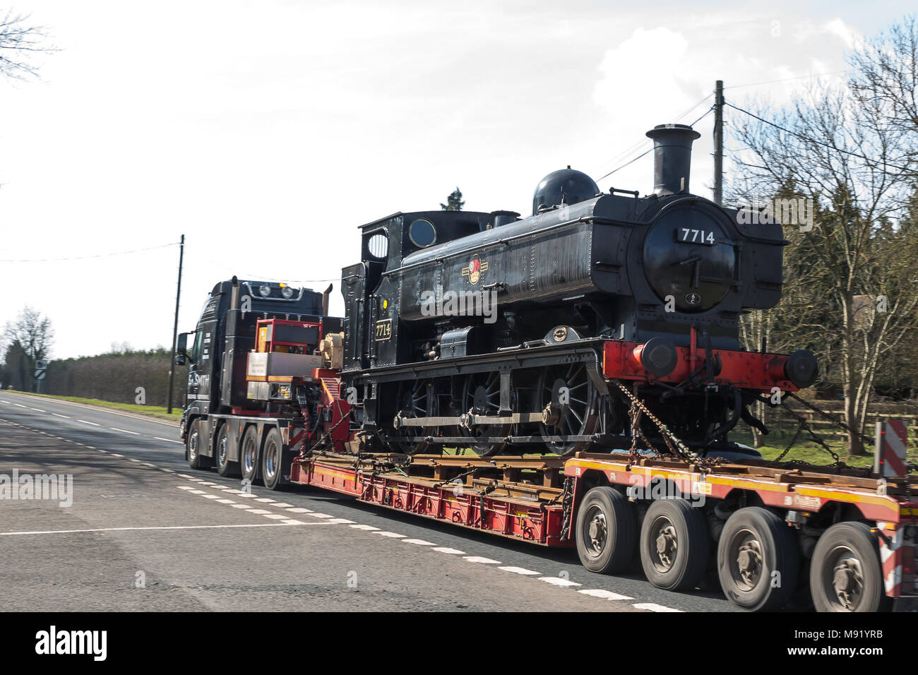 Kidderminster, UK. 21st March, 2018. A huge steam locomotive travels on ...