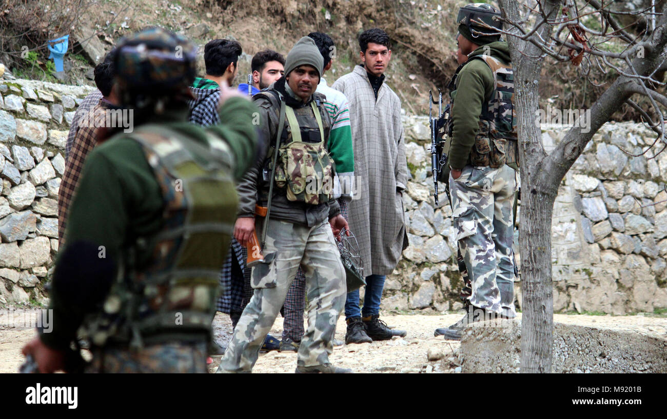 Four watching soldiers hi-res stock photography and images - Alamy