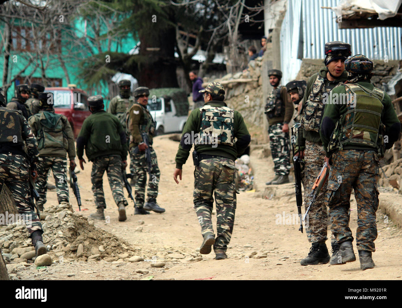 Four watching soldiers hi-res stock photography and images - Alamy